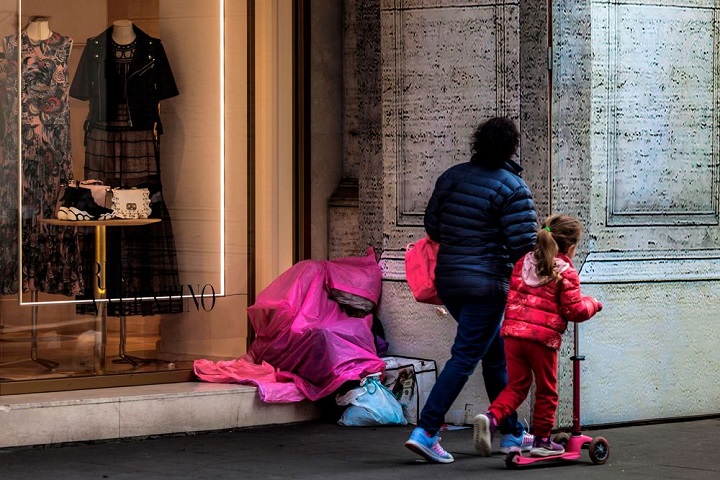Tendi la tua mano al povero - SettimanaNews